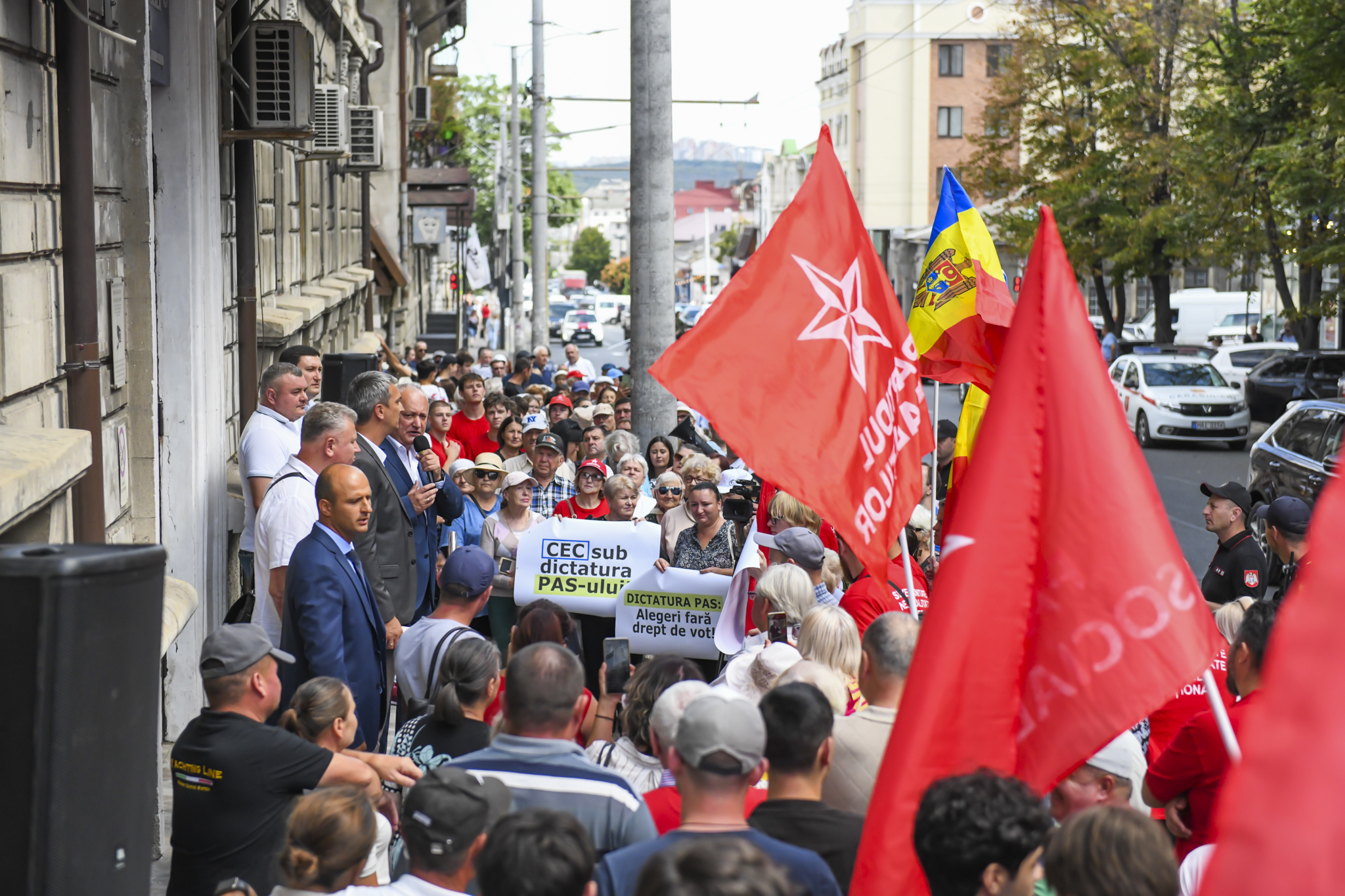 Acțiune de protest în fața clădirii CEC - Igor Dodon